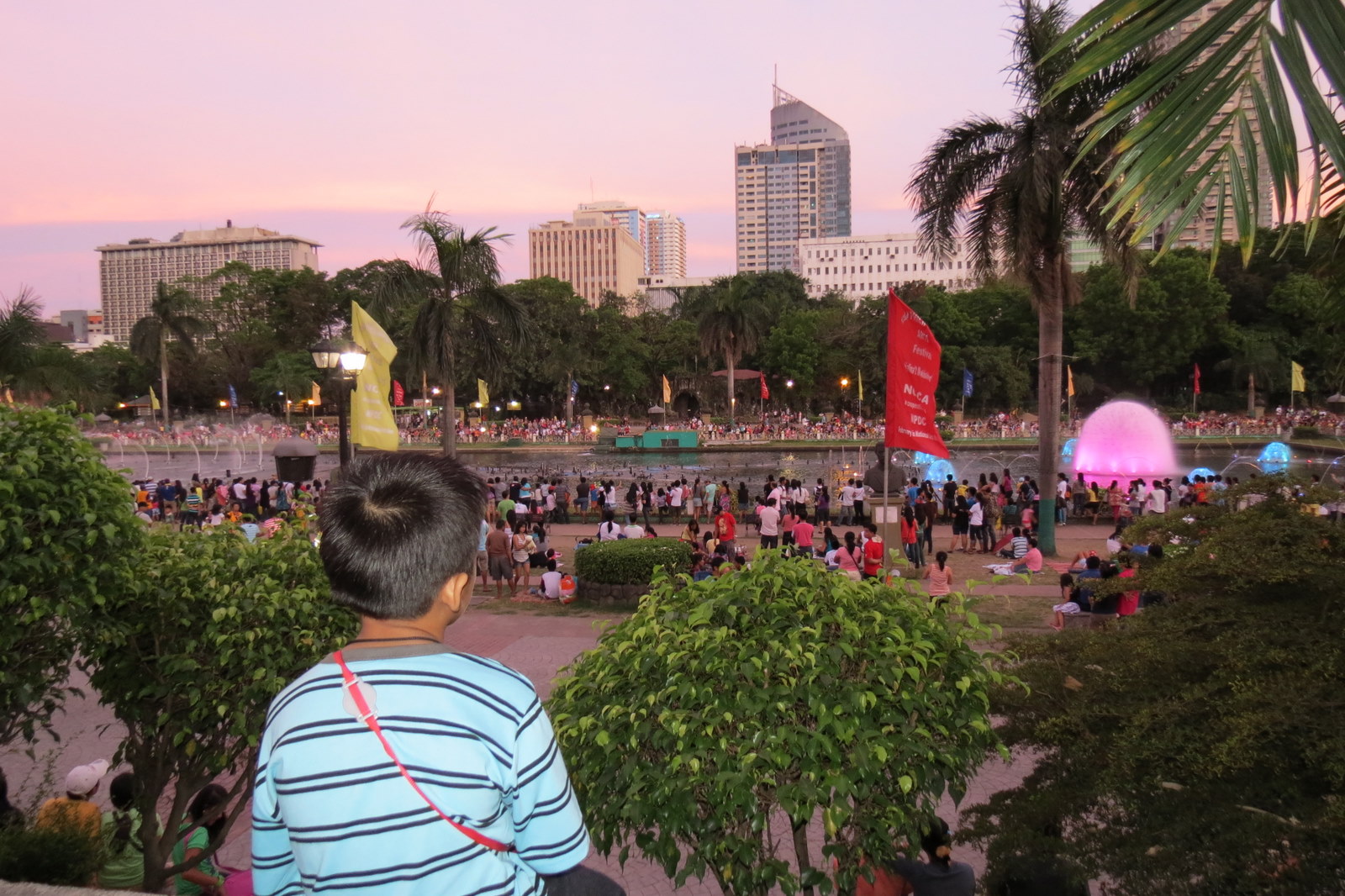 Boy watches light show Rizal Park manila : Flashpacking Travel Blog